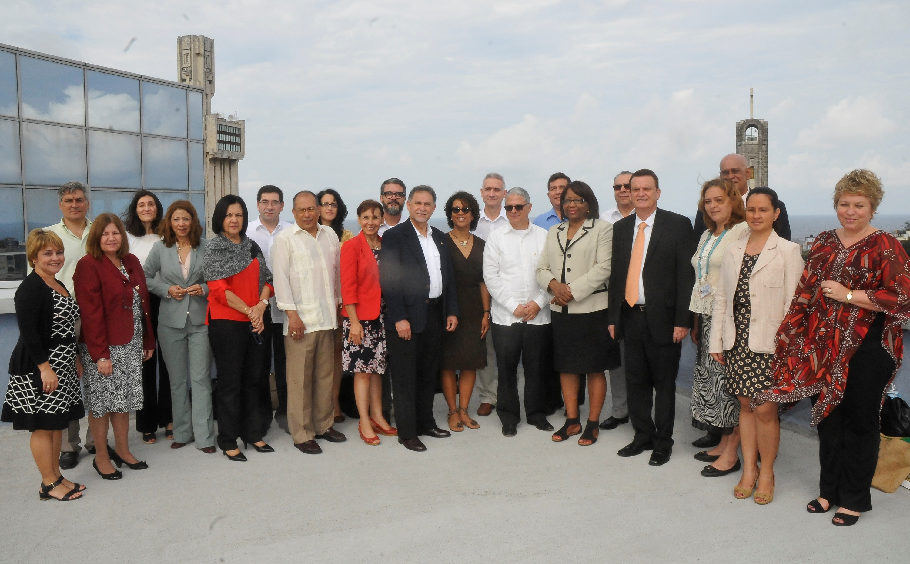 De visita en el CECMED la Dra. Carissa Etienne, Directora de la ...