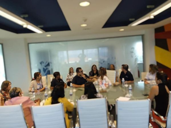 Visita el Cecmed, la Directora Nacional de Farmacias y Drogas del ...